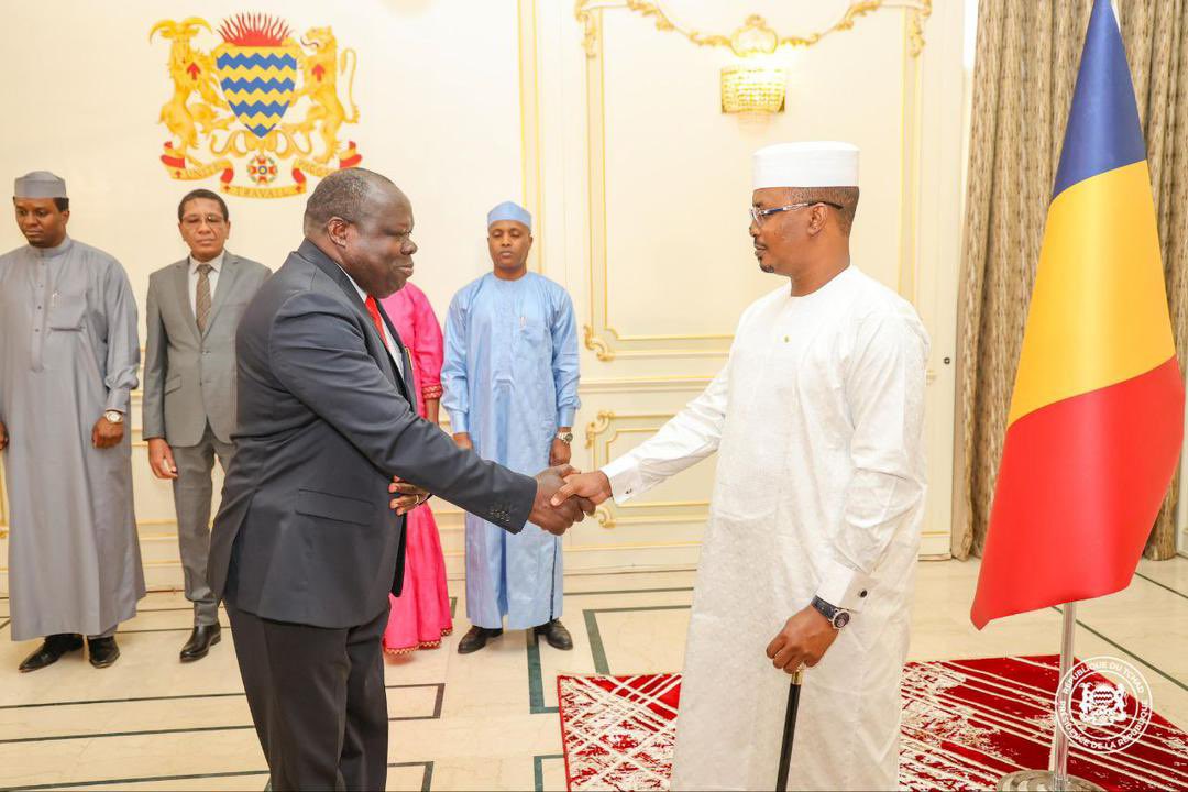 Amb. Bazivamo yashyikirije Perezida wa Tchad impapuro zimwemerera ...