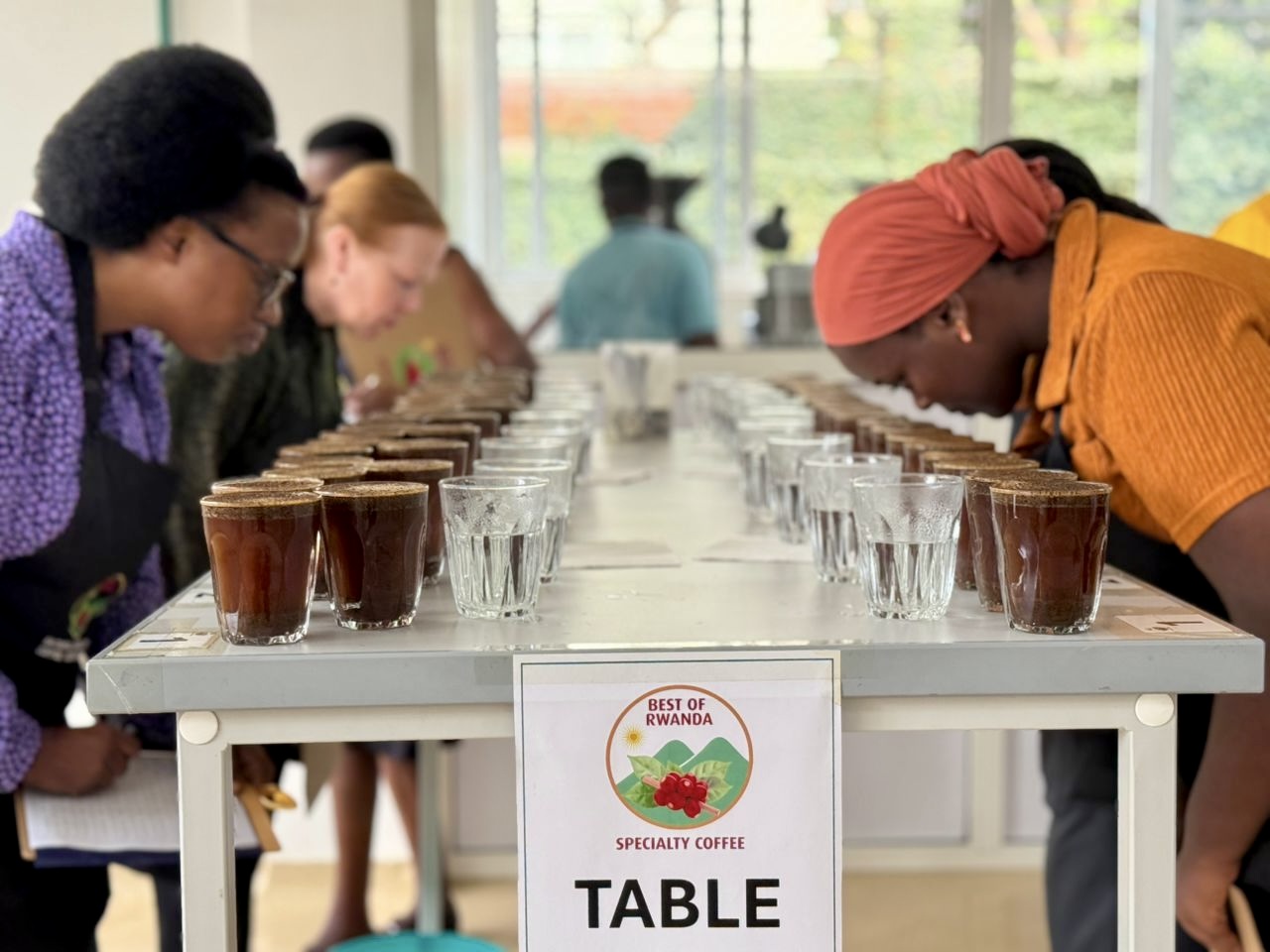 Abahinzi n'abacuruzi b'icyayi n'ikawa bigishijwe uburyo bwo ...