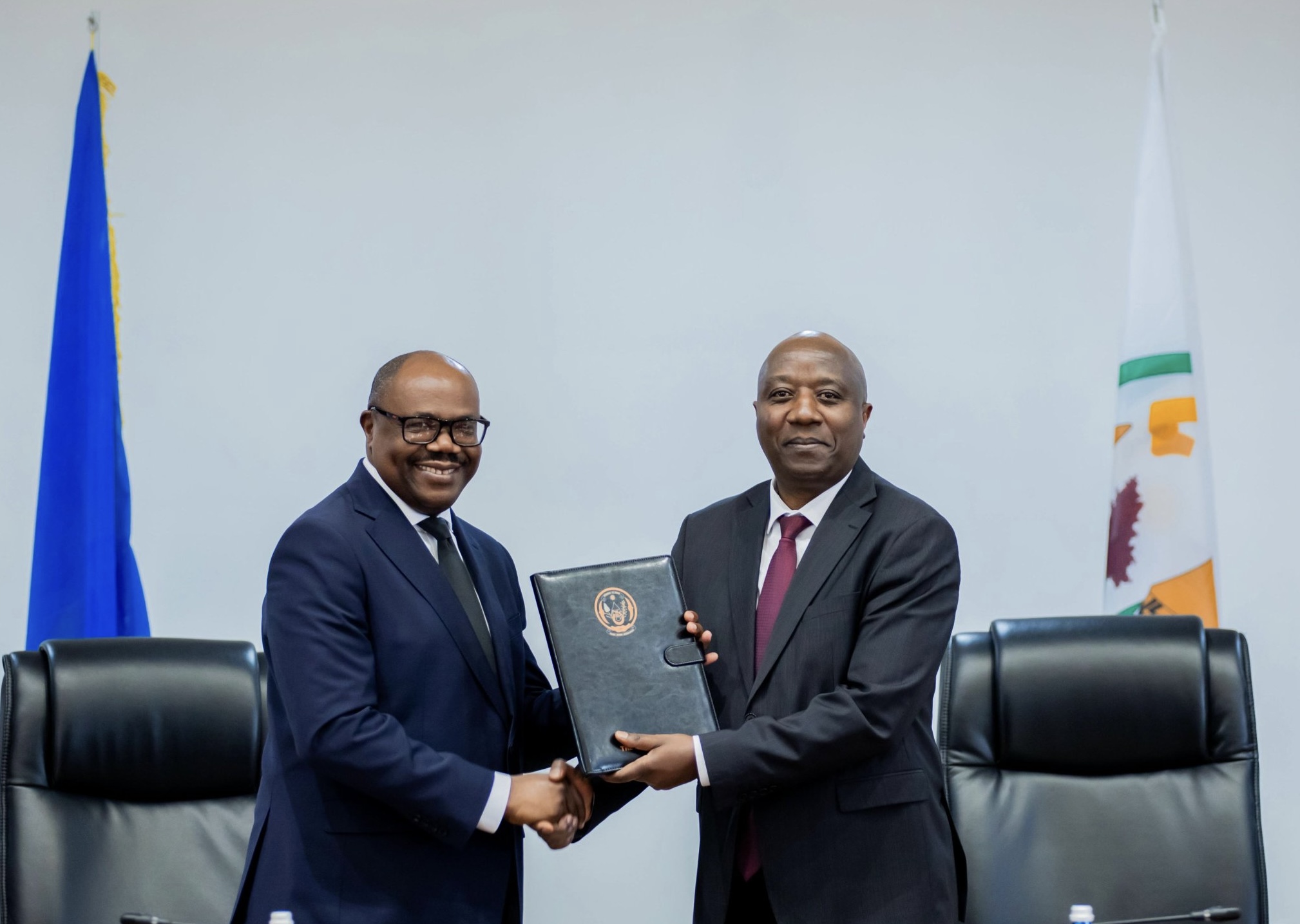 Dr Edouard Ngirente yahererekanyije ububasha na Minisitiri w'Intebe Dr ...