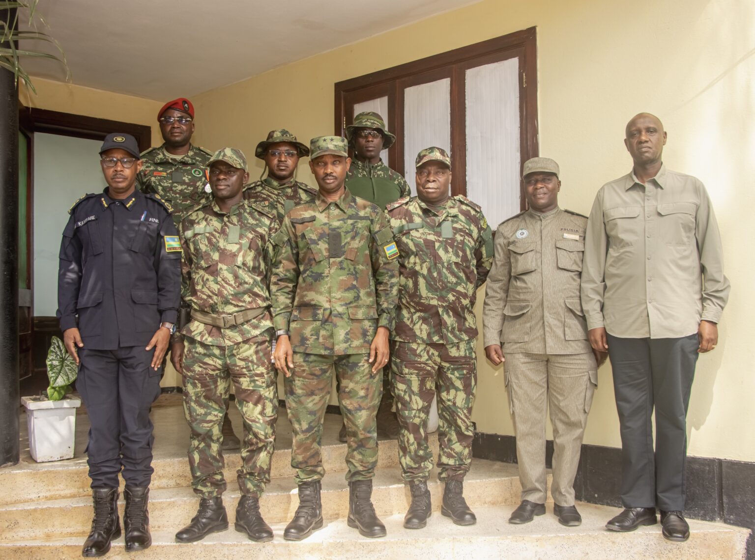 Maj Gen Ruvusha yaganiriye n'Umugaba w’Ingabo za Mozambique ku mutekano ...
