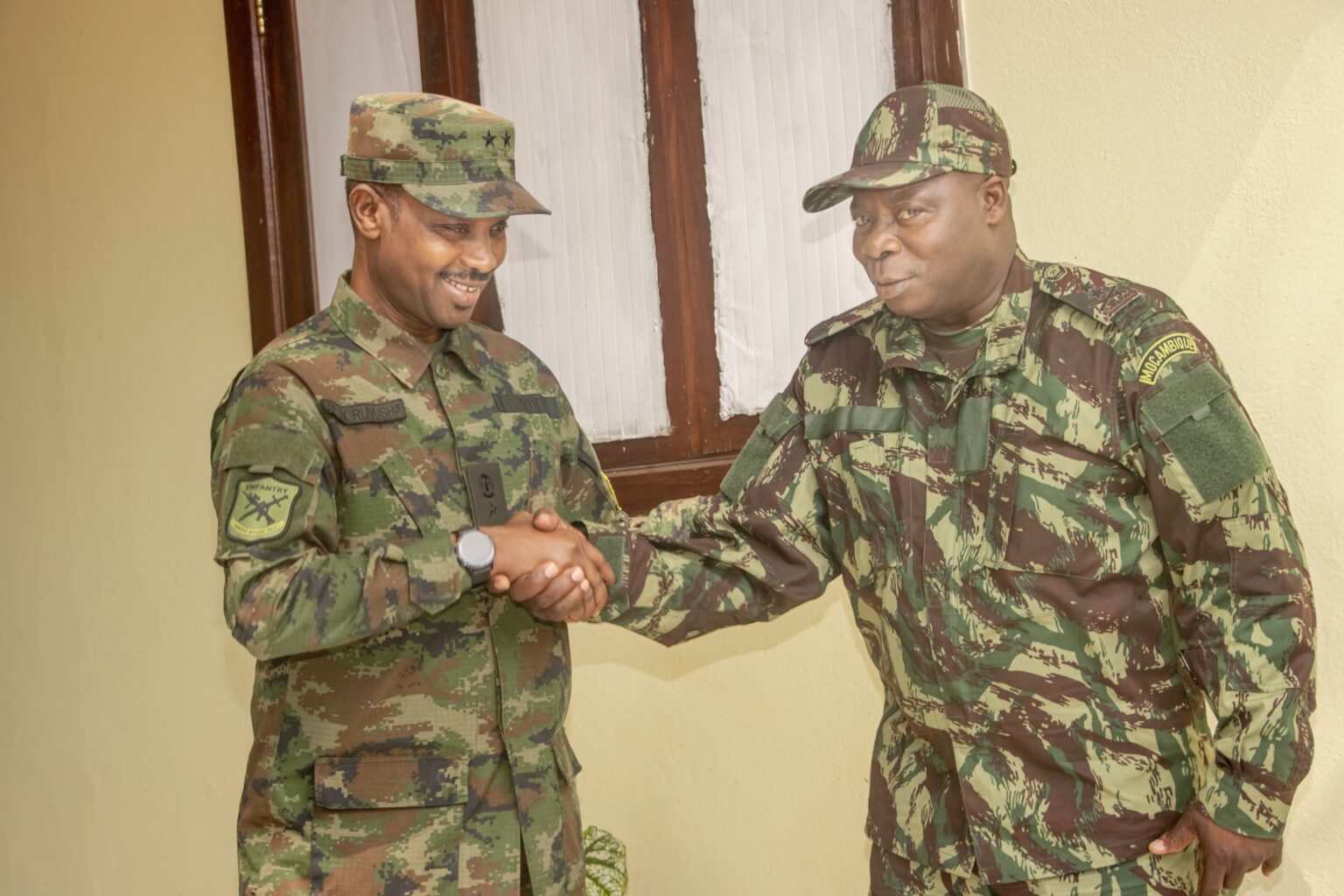 Maj Gen Ruvusha yaganiriye n'Umugaba w’Ingabo za Mozambique ku mutekano ...