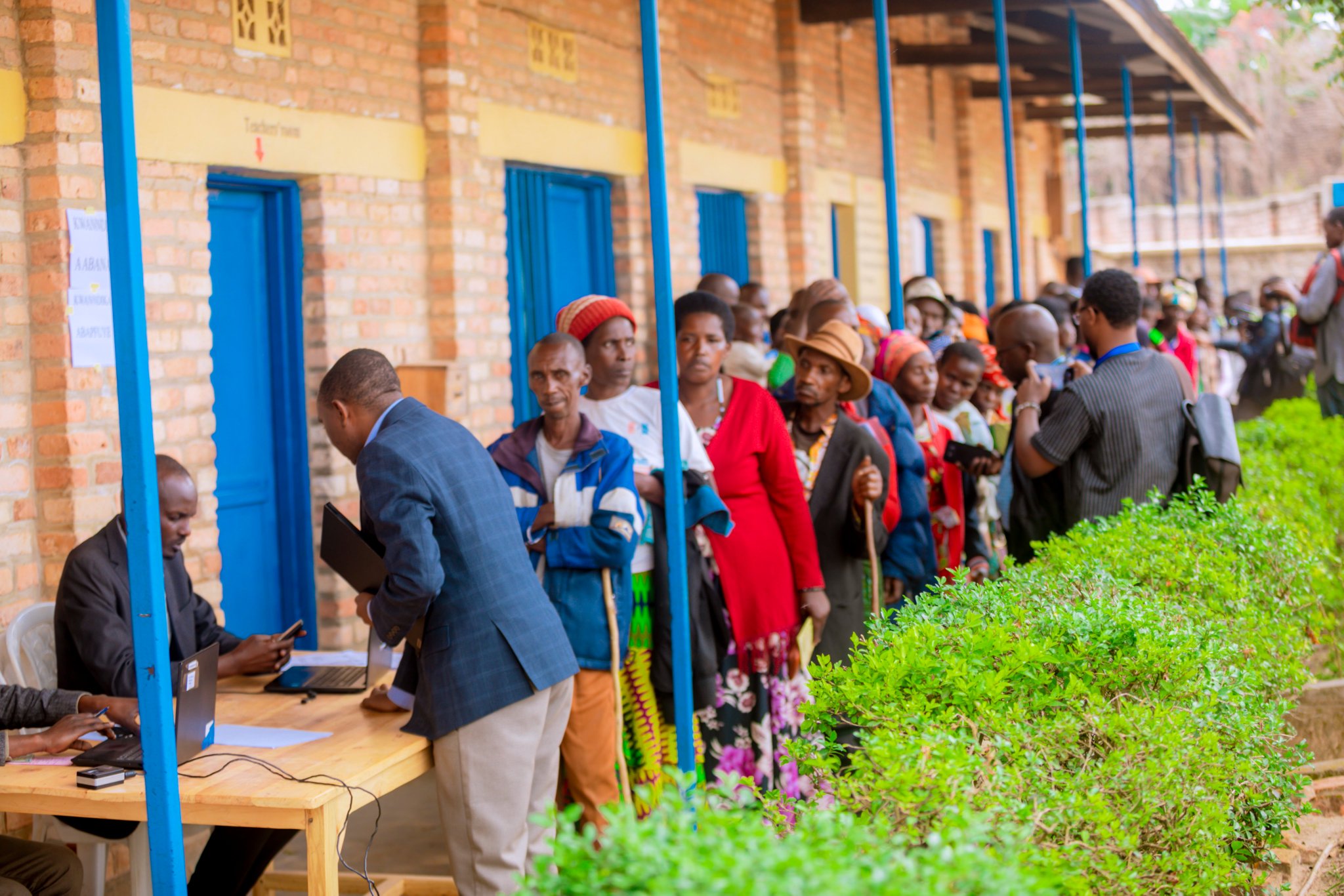 Ab'i Nyaruguru bibukijwe umumaro wo gukangukira gusaba serivisi z ...