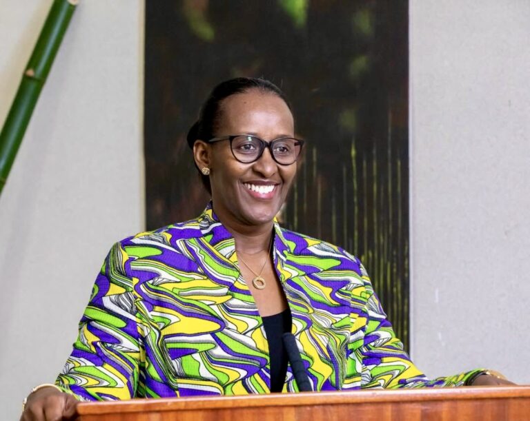 Madamu Jeannette Kagame yatuye igihembo yahawe abagore n’urubyiruko