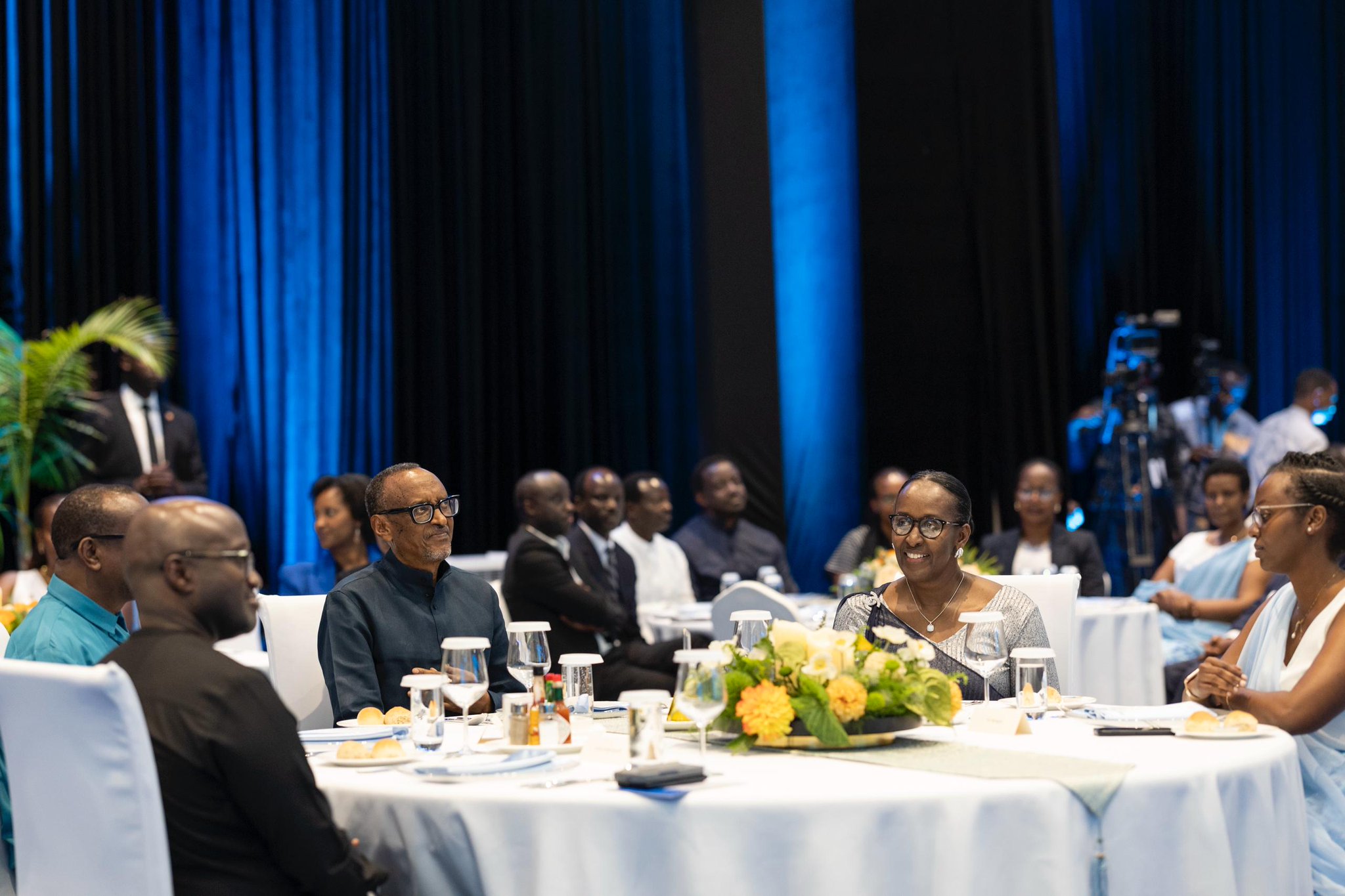 Minisitiri Amb. Nduhungirehe asanga Afurika ibura imiyoborere myiza ngo ...