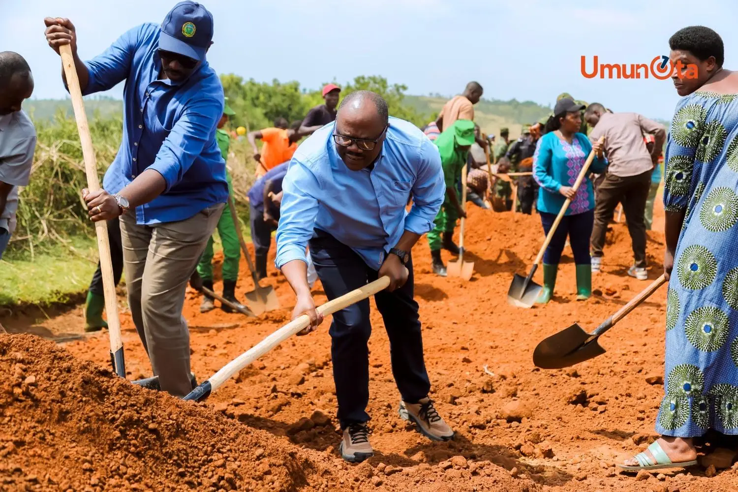 Prime Minister commends Kayonza residents for courage in road repair