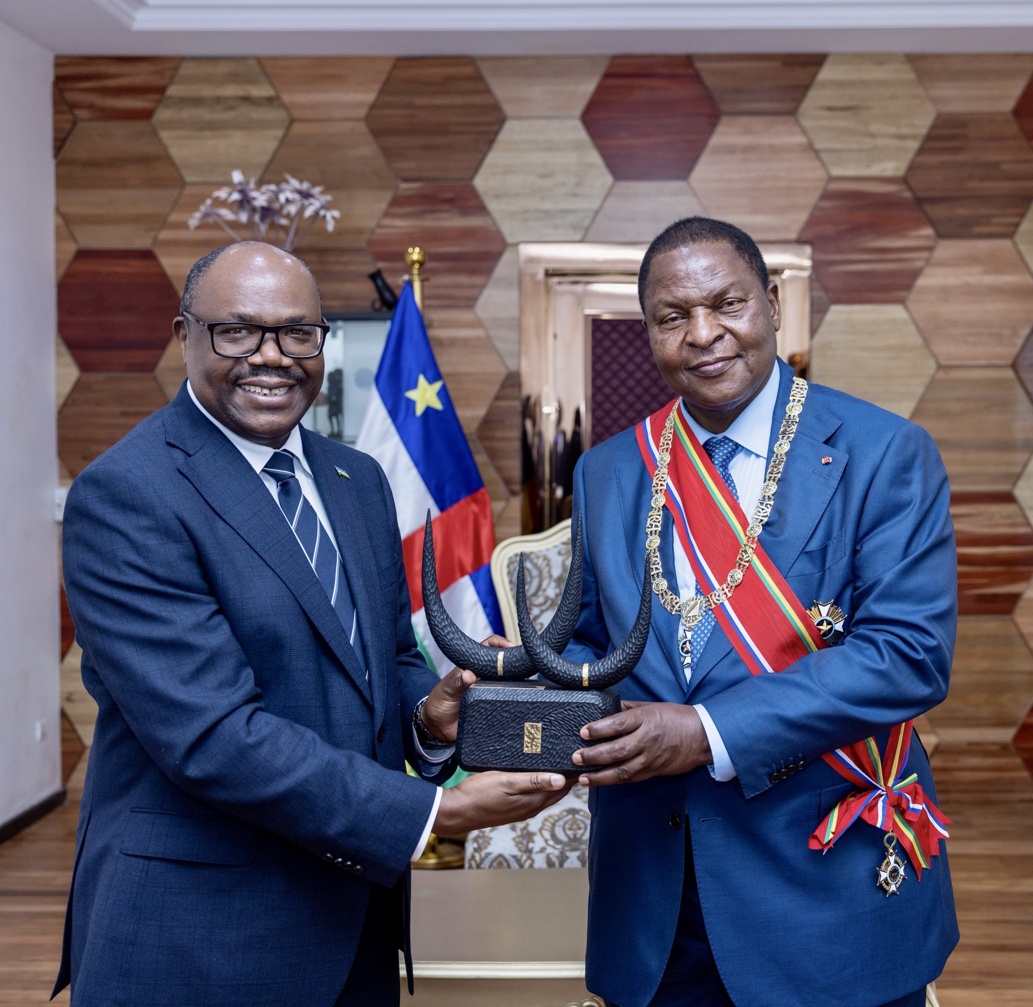 Minisitiri w'intebe Dr. Justin Nsengiyumva yakiriwe na perezida Faustin ...